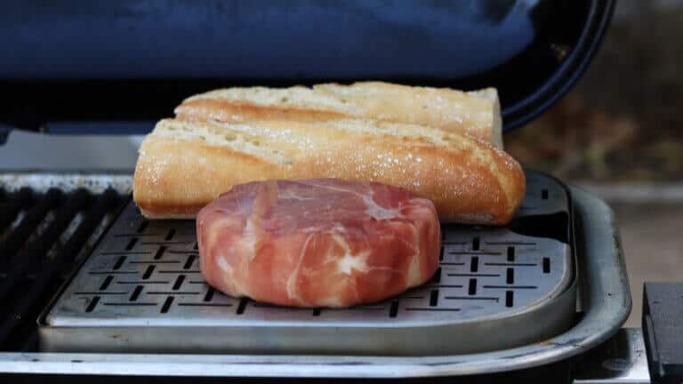 Brie in Serranoham - BBQ Recepten - BBQ Junkie