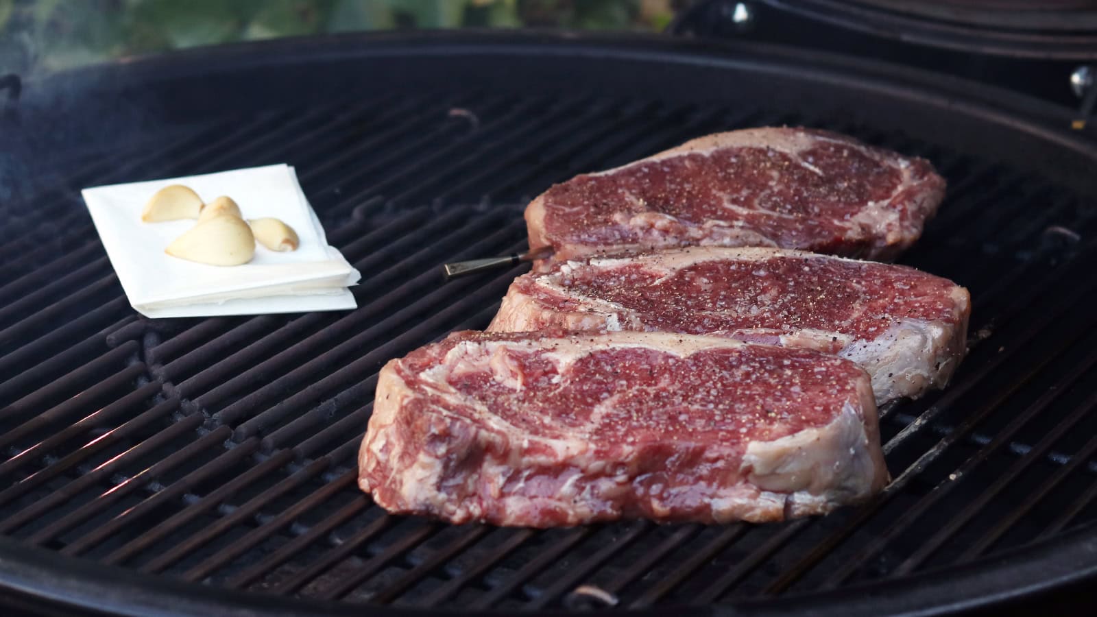 Ribeye met Gerookte Knoflookboter - BBQ Recepten - BBQ Junkie