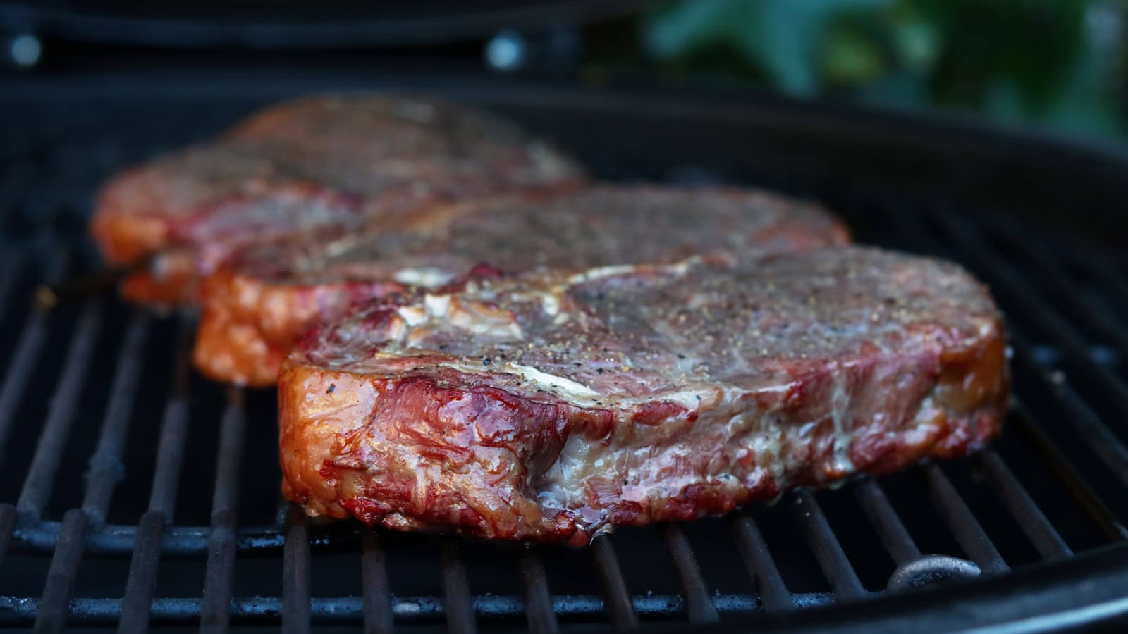 Ribeye met Gerookte Knoflookboter - BBQ Recepten - BBQ Junkie