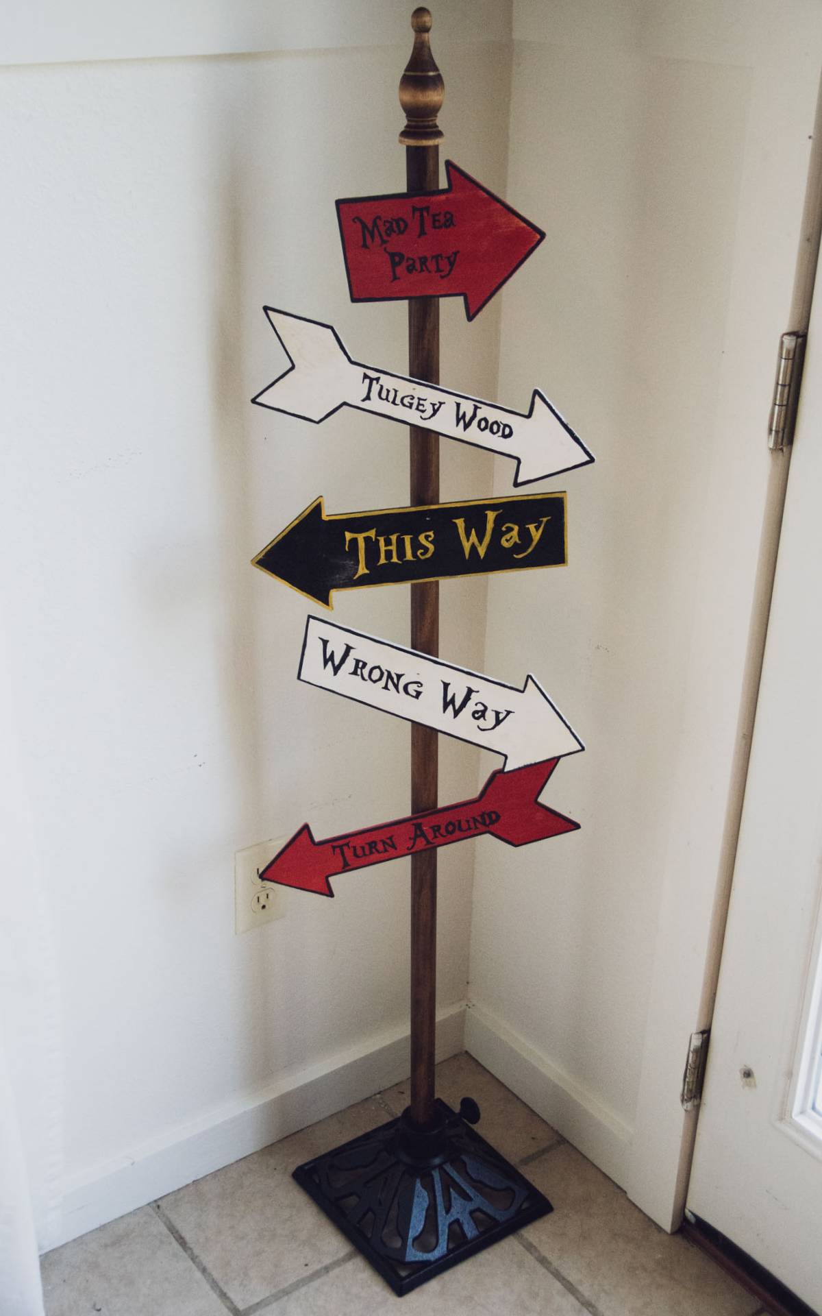 DIY Alice in Wonderland Directional Sign Post — Capturing Wonderland