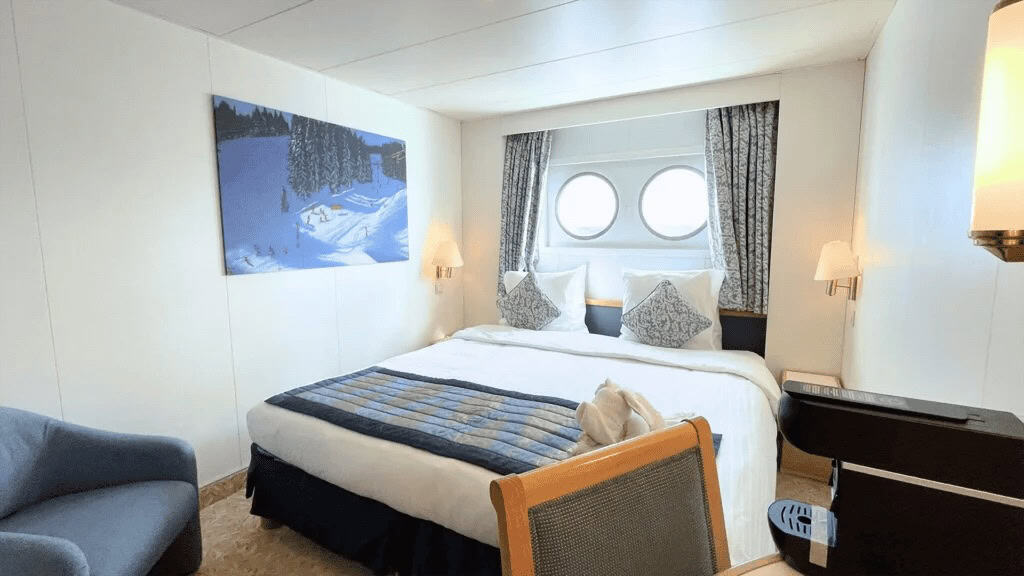 cruise-ship-cabin-double-bed-porthole-windows - Emma Cruises