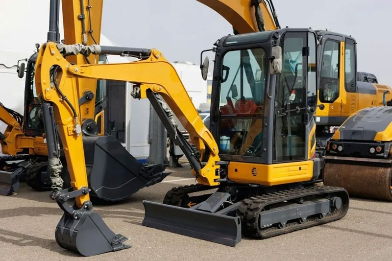 Backhoe vs. Mini Excavator: Which Is Best for Your Project? - Everstar