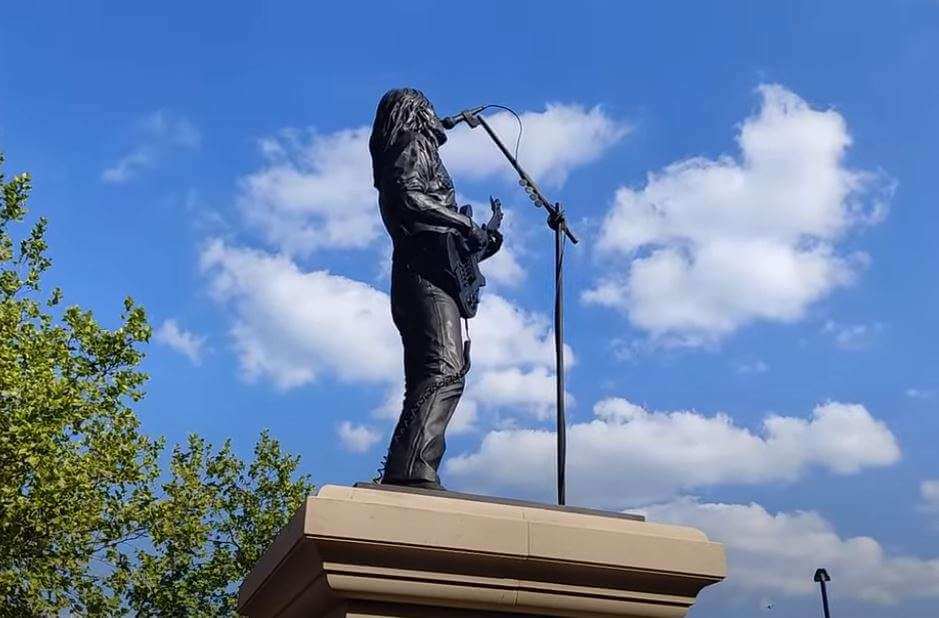 MOTÖRHEAD: LEMMY KILMISTER Statue Unveiled In Town Of His Birth ...