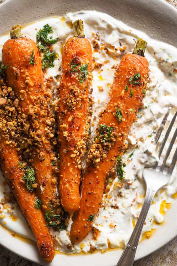 Zanahorias Asadas con Harissa, Salsa de Yogur y Migas de Garbanzos ...