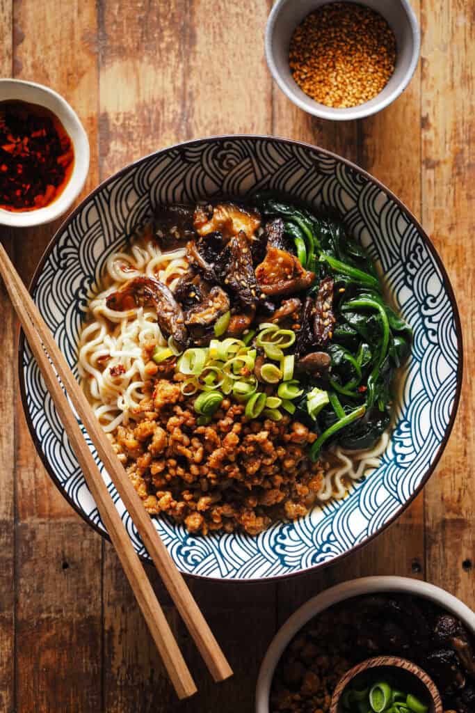 Miso Ramen con Setas Asadas y Carne al Estilo Asiático Fácil y Versátil ...