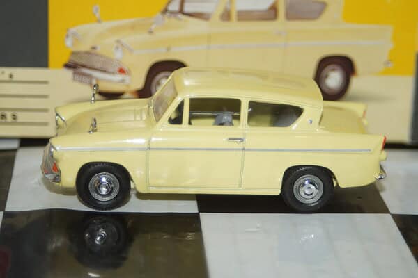 Vanguards Ford Anglia Yellow VA1008 1:43 Scale