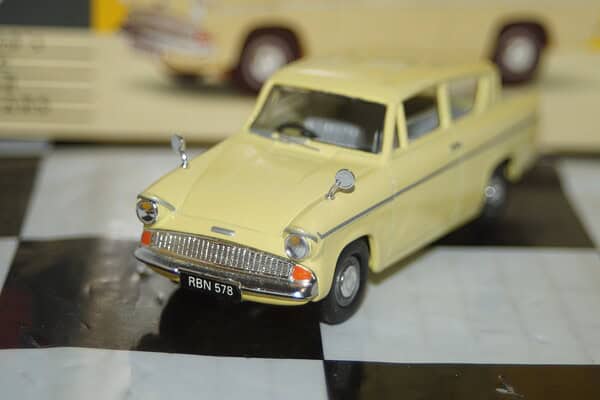 Vanguards Ford Anglia Yellow VA1008 1:43 Scale