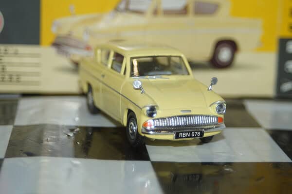 Vanguards Ford Anglia Yellow VA1008 1:43 Scale