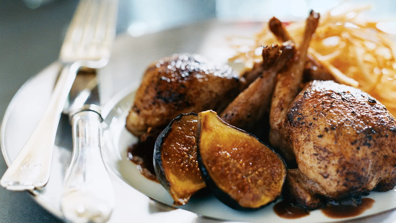 Temps de cuisson caille au four : guide précis pour une volaille tendre