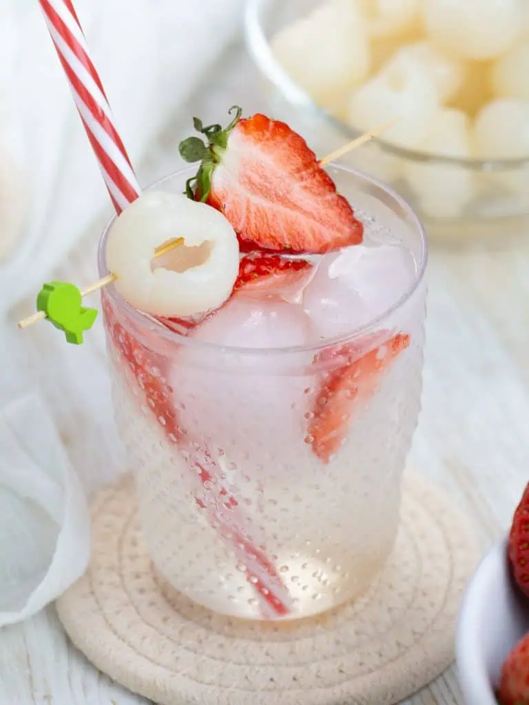 Fizzy Lychee Mocktail With Strawberries - Little Nomads Recipes
