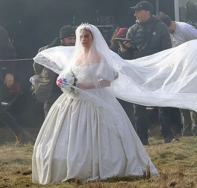Margot robbie wedding dress 60 photos - Vianawedding.com