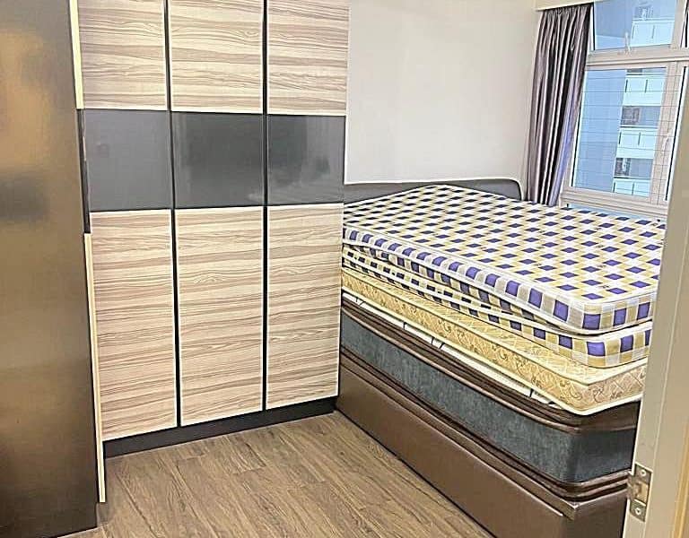 Nice corner hdb 2 bedrooms for rent