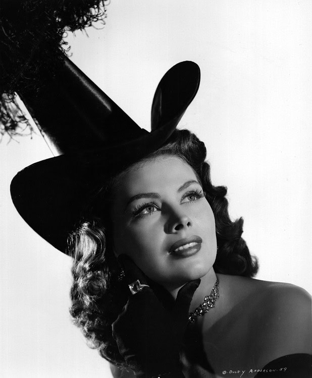 Dusty Anderson as a glamorous witch – aenigma