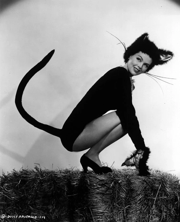 1946. Dusty Anderson as a pretty kitty – aenigma