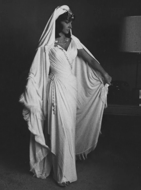 Gina Lollobrigida as Sheba – aenigma