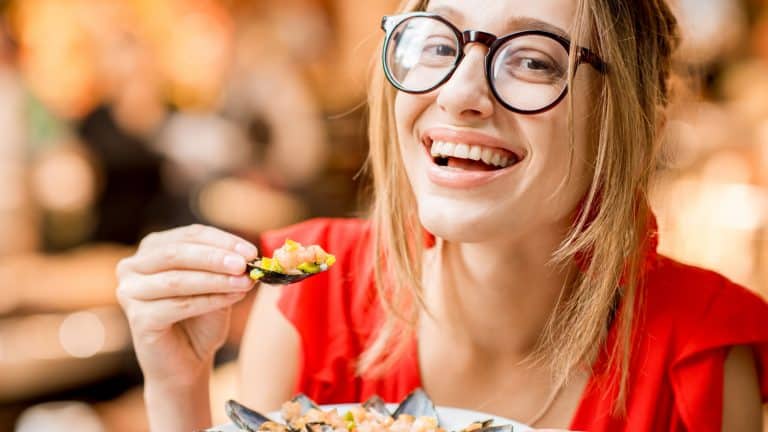 9 ways to eat cheaply while traveling