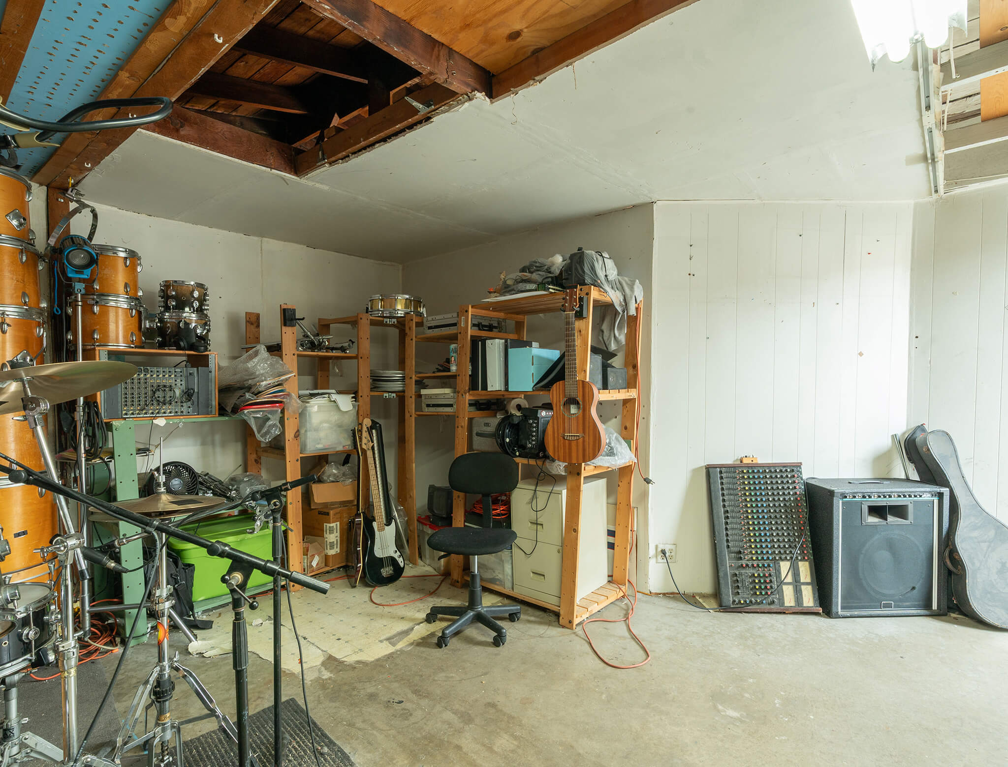 John Stamos Renos His Best Friend's Garage on Celebrity IOU