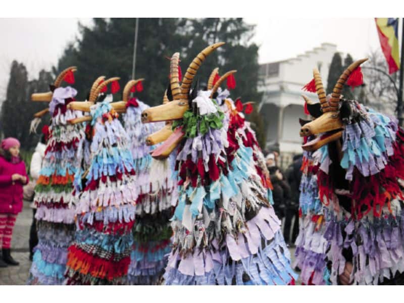 Câțiva tineri au primit adeverință de la primărie pentru a merge la ...