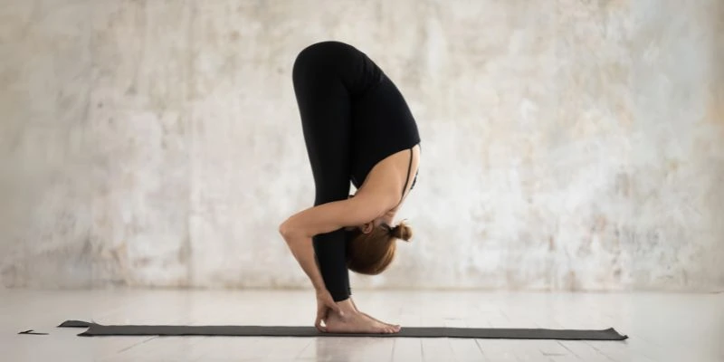 [Yoga] Uttanasana 🧘‍♂️ Tout savoir sur la posture de la pince debout