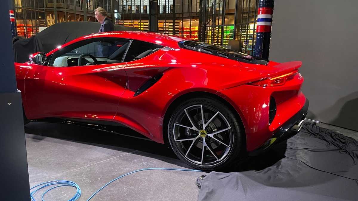 Lotus Emira: a Milano abbiamo visto l'ultima V6 di Lotus - Quotidiano Motori